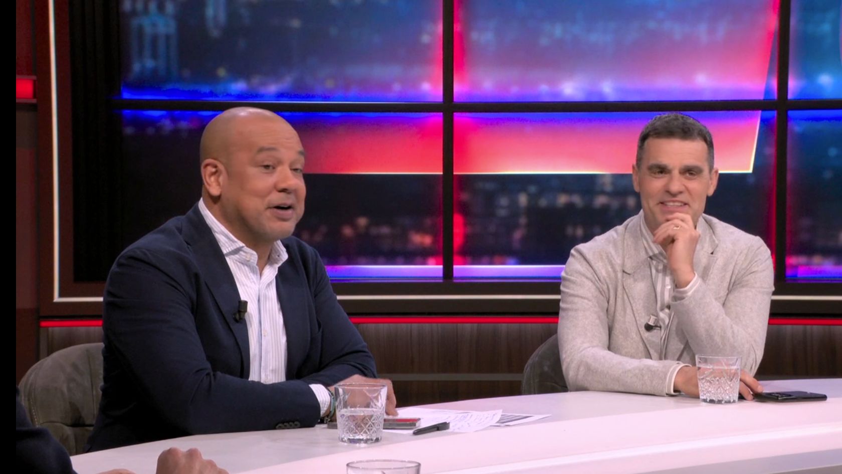 Marciano Vink en Kenneth Perez genieten van Ajax-uitblinker: ‘Mooiste trap die ik ooit heb ...